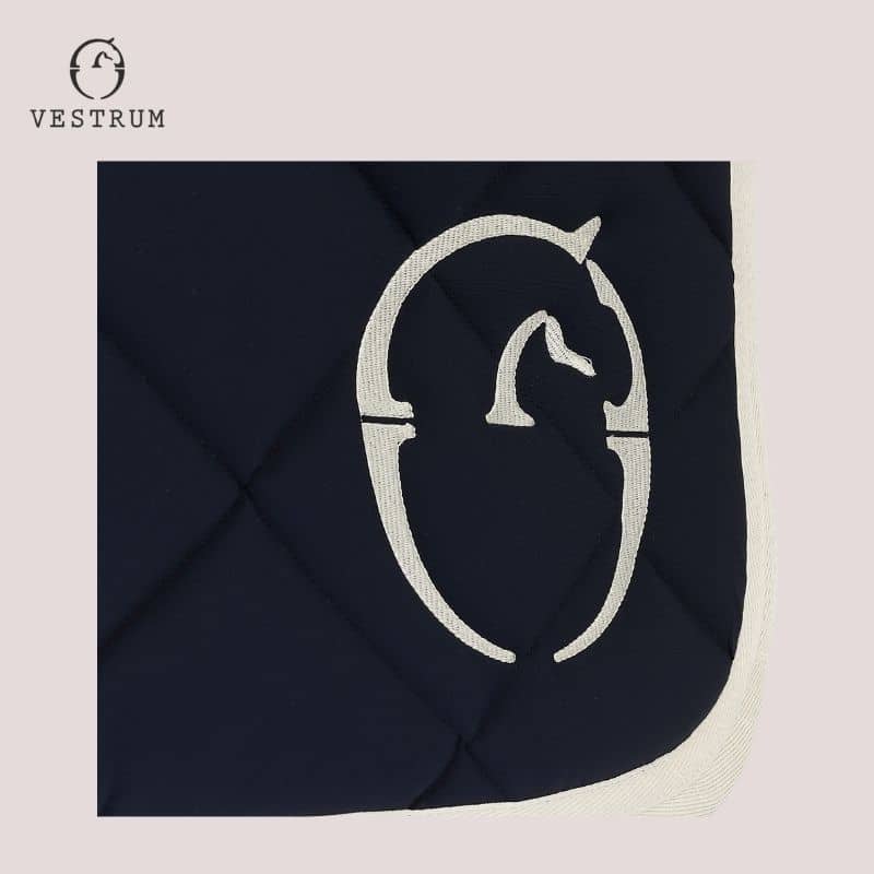 VESTRUM-TAPIS-CSO-BONN-Marine-Blanc-Logo | Equinoxe Shop